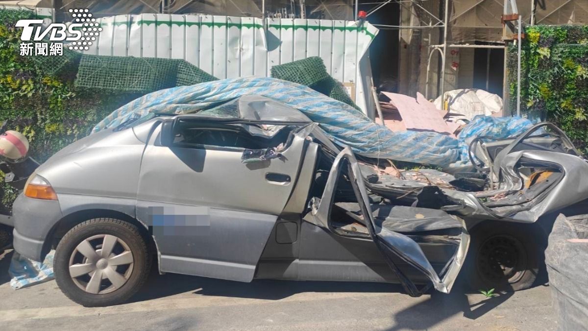 有片／工人愣住！彰化建案板材11F砸落 廂型車頂「直接被消失」│TVBS新聞網