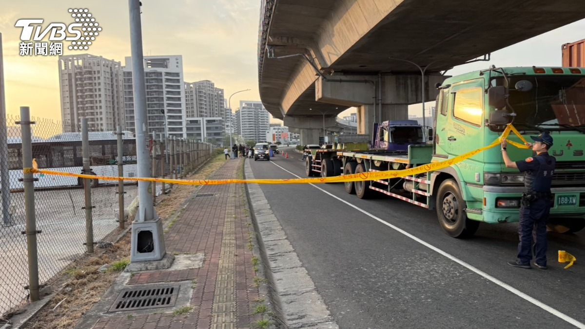 快訊／台88橋下恐怖車禍 男騎士遭貨車輾斃「臟器流出」│TVBS新聞網
