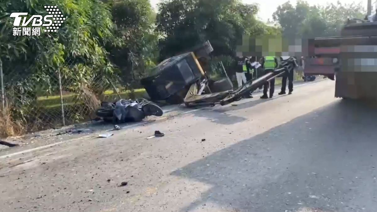 上班途中遇死劫！怪手從拖板車墜落 騎士遭壓「回天乏術」│TVBS新聞網