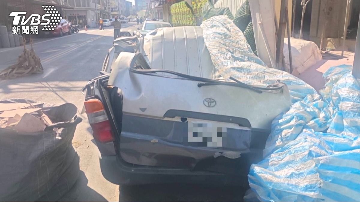 11樓500kg建材墜落！廂型車「秒變敞篷」 時速90撞擊力達30噸│TVBS新聞網