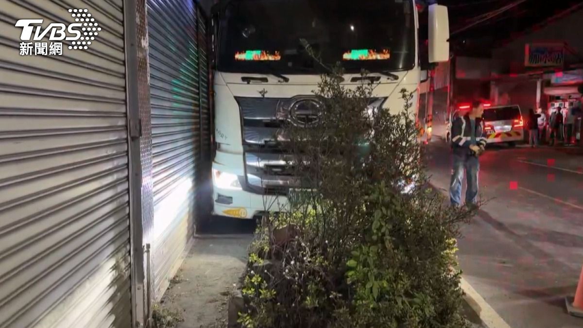 有片／高雄曳引車駕駛恍神！猛撞高壓電桿險衝民宅 19噸超載挨罰│TVBS新聞網