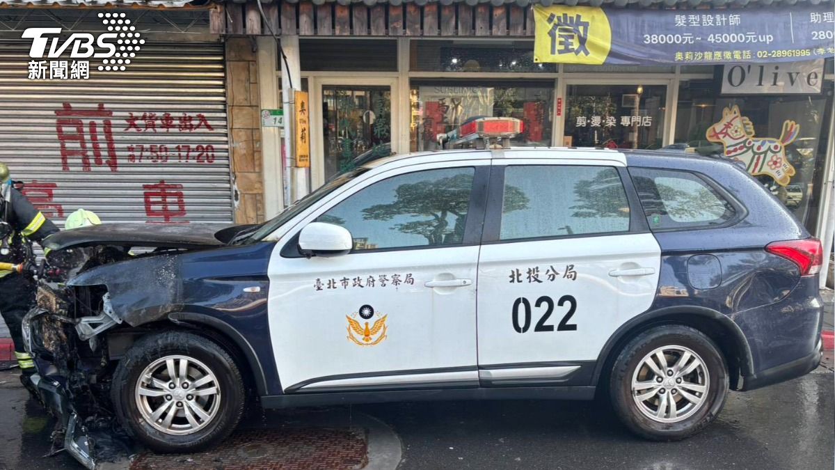快訊／北投警車燒成火球！ 「車頭沒了」驚險畫面曝│TVBS新聞網