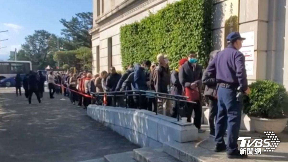 台銀開賣「馬年套幣」百人爆排！ 頭香凌晨1點來│TVBS新聞網