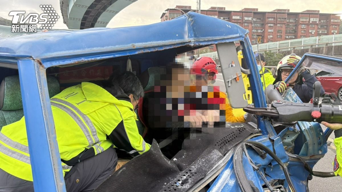 快訊／基隆3車連環撞！發財車司機遭夾困 東岸高架口大癱瘓│TVBS新聞網
