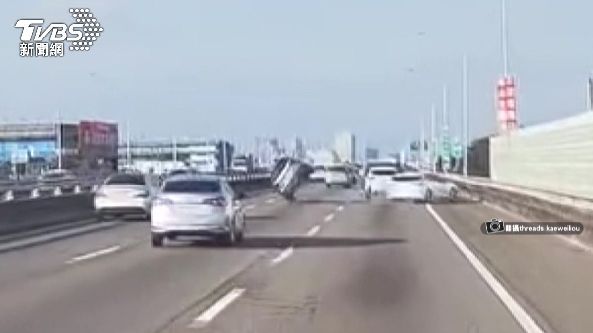 駕駛疑恍神釀禍！台74線連環撞「車流回堵」畫面曝│TVBS新聞網