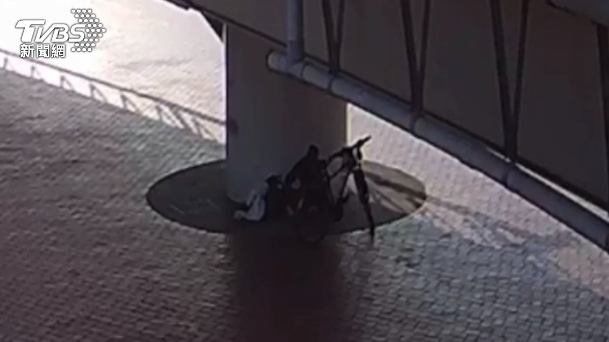 畢旅團來高雄女童錢包被竊走 鷹眼警察叔叔把小偷抓回來│TVBS新聞網