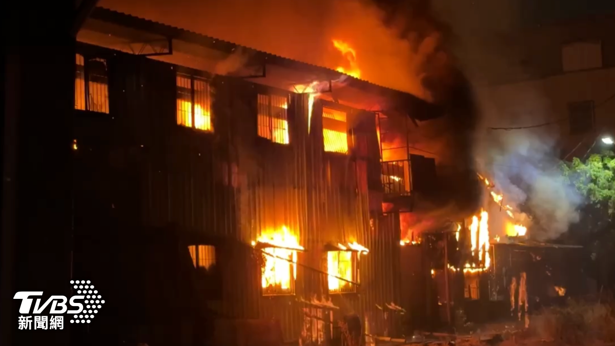 嘉義水上鄉暗夜天空燒成一片紅 頻傳爆炸聲「三連棟民宅」陷火海│TVBS新聞網