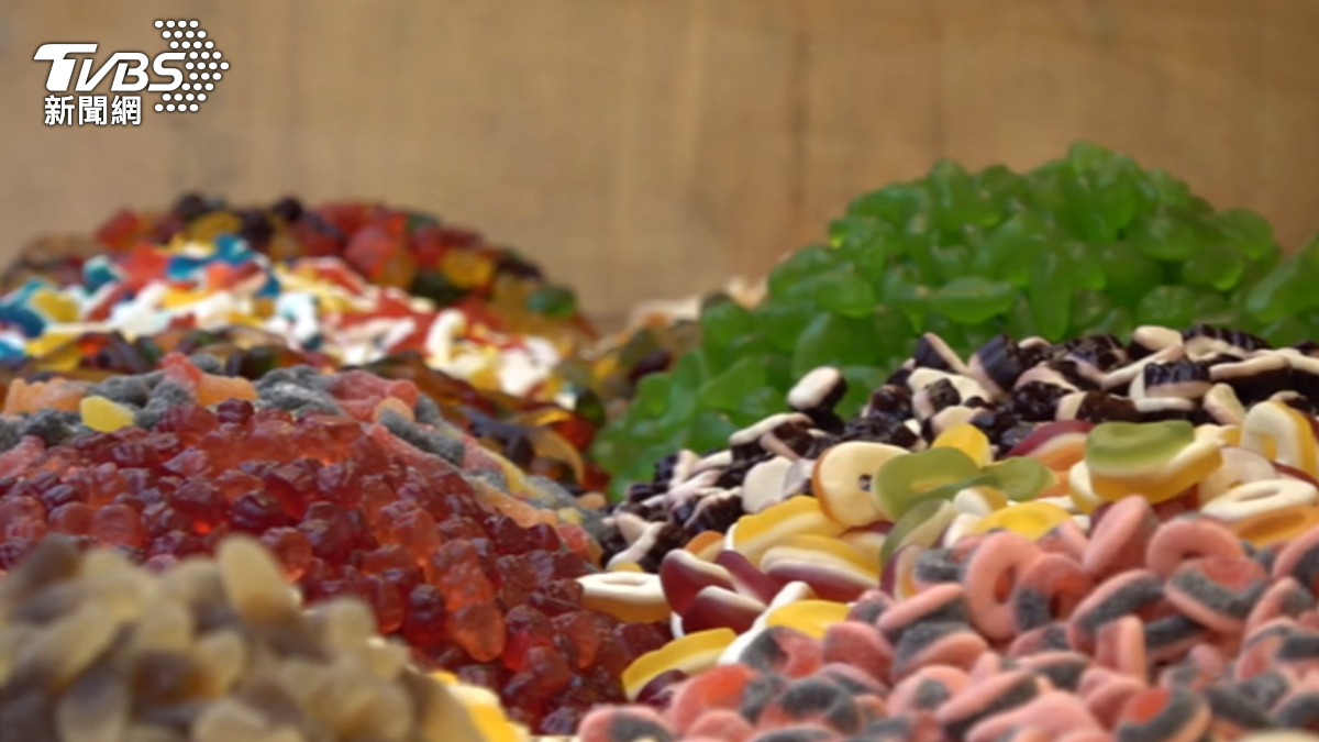 迪化街年貨大街開跑！糖果餅乾漲2成 飛魚片、肉乾漲1成│TVBS新聞網