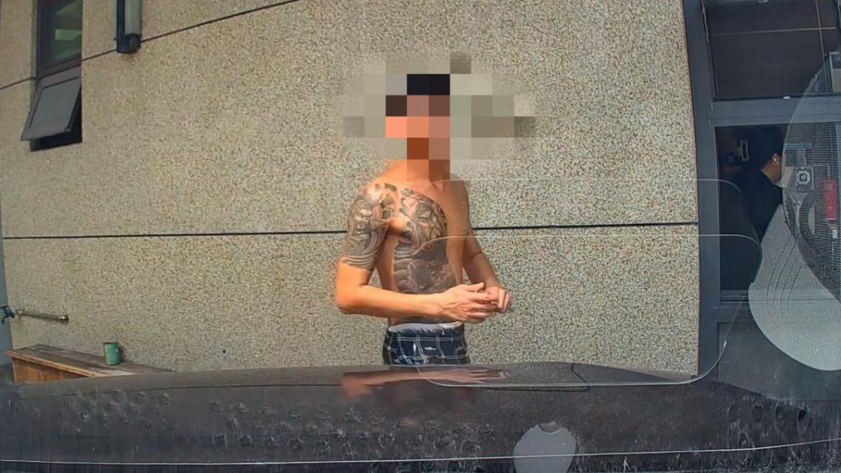 花蓮刺青半裸男洗車場猛敲車窗狂拉車門 她驚恐錄影：真的嚇傻│TVBS新聞網