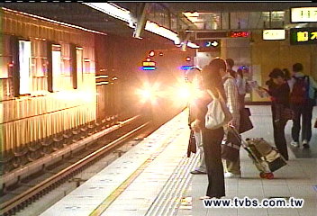 跨越捷運黃線、月台嬉戲 罰7500！│TVBS新聞網