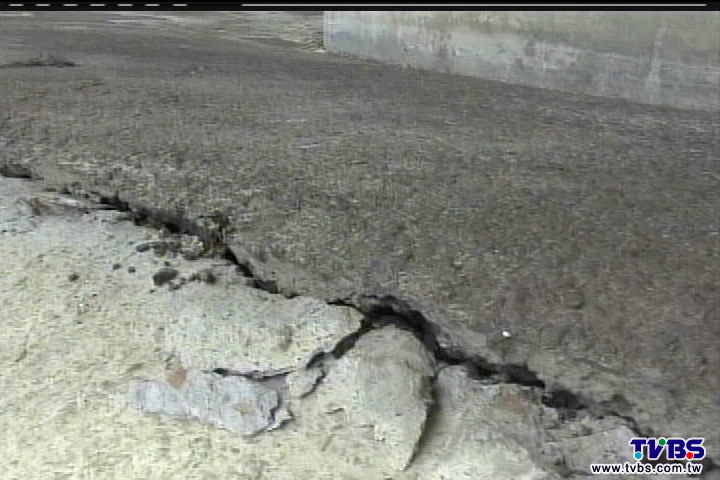 地震路陷？！ 國3南北向底板落差30CM│TVBS新聞網