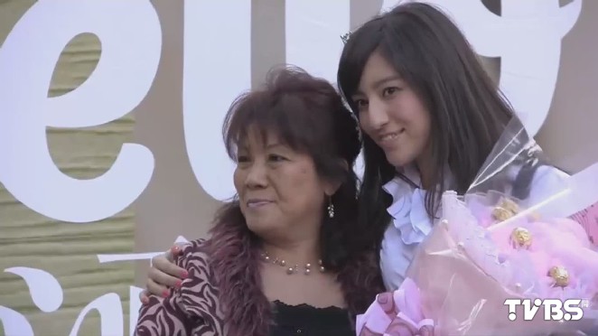 母猝逝後首度露面 Lara強忍悲傷擠笑容│TVBS新聞網