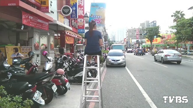 坐1米5A型梯舉牌 手搖店馬路冒險促銷│TVBS新聞網