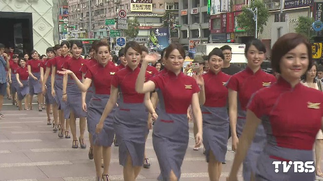 空姐新鞋被控難穿！ 遇雨「褪藍色」變阿凡達│TVBS新聞網