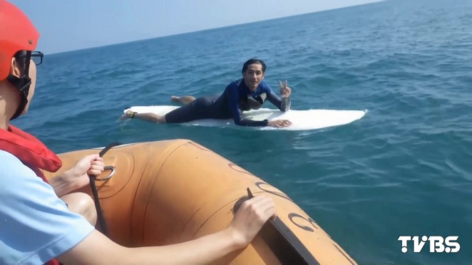 獨家／「朋友一直不來」衝浪客游不回 海巡救人│TVBS新聞網