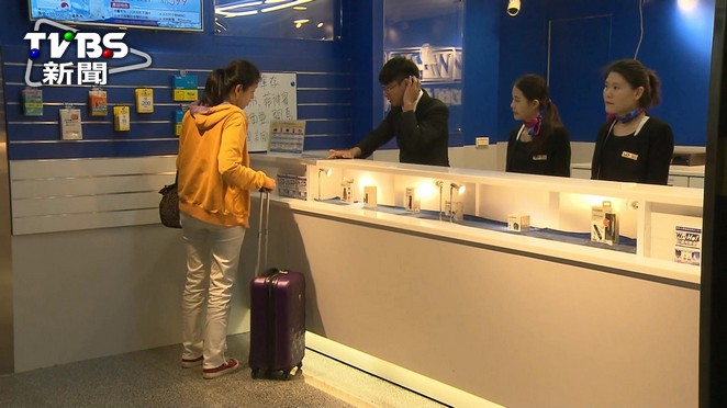 SIM卡販賣機PK分享器 省時、方便搶出國客│TVBS新聞網