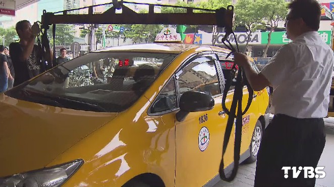 「開下去」乘客烏龍報路 計程車卡B1階梯│TVBS新聞網