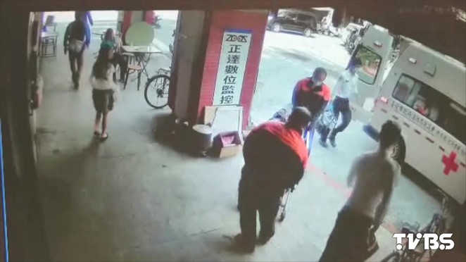 我教你CPR！ 翁理髮昏迷老闆叩119隔空搶命│TVBS新聞網