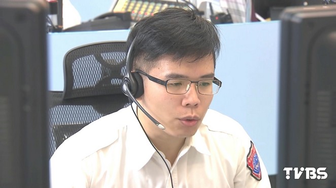 我教你CPR！ 翁理髮昏迷老闆叩119隔空搶命│TVBS新聞網