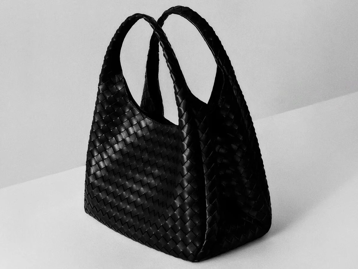 又一經典包回歸！BV CAMPANA大容量托特包、輕量化皮革，俐落包型一上身就顯瘦！|女人我最大