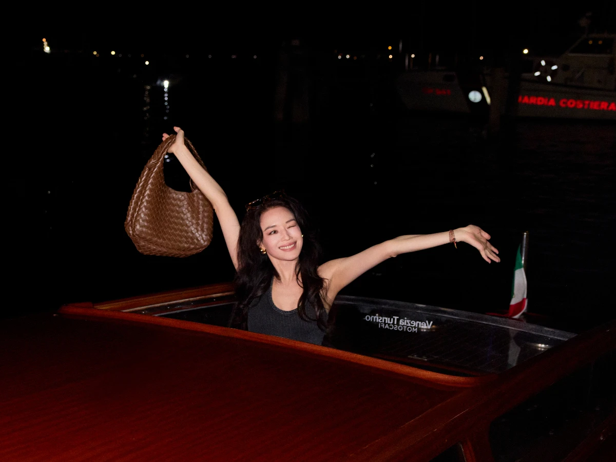 舒淇寬褲穿搭，全網問翻！私服美曬「BV編織大包」，腳上球鞋是超模愛用款|女人我最大