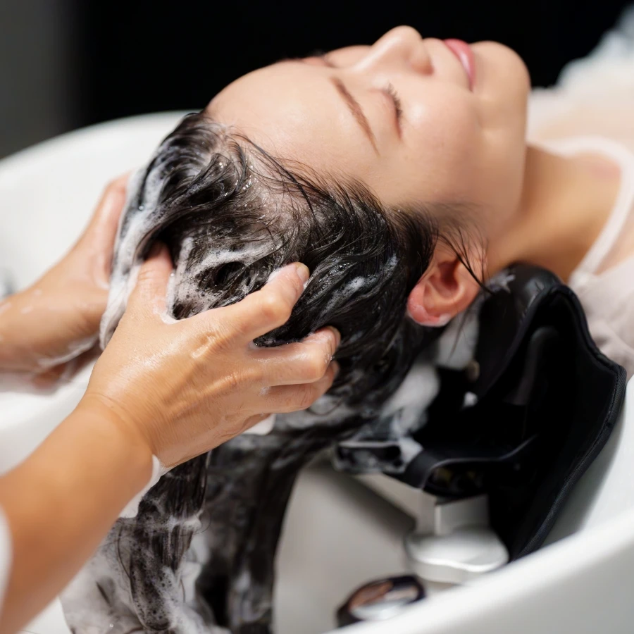 錯誤洗頭竟讓白髮狂長！90%人天天踩雷，日專家公開正確洗髮步驟與水溫|女人我最大
